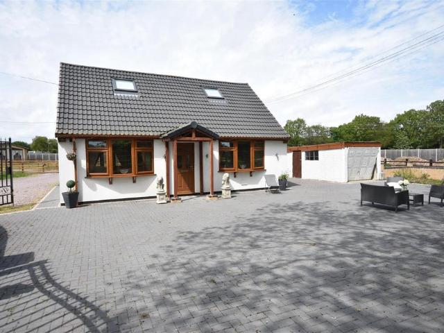 2 bedroom detached bungalow for sale