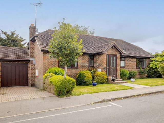 2 bedroom detached bungalow for sale