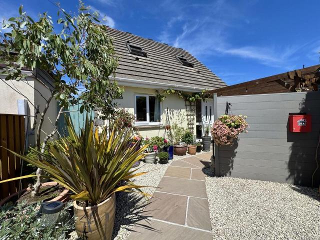 2 bedroom detached bungalow for sale