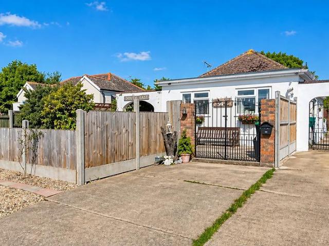 2 bedroom detached bungalow for sale