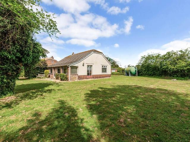 2 bedroom detached bungalow for sale
