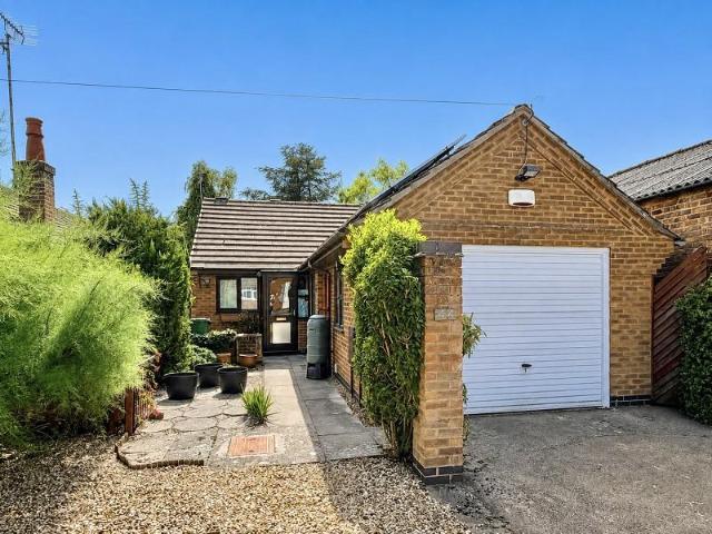 2 bedroom detached bungalow for sale