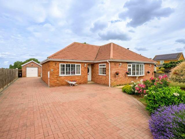 2 bedroom detached bungalow for sale