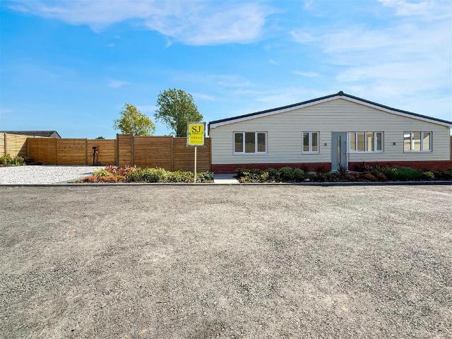 2 bedroom detached bungalow for sale