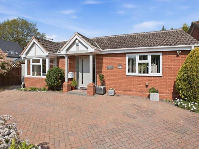 2 bedroom detached bungalow for sale