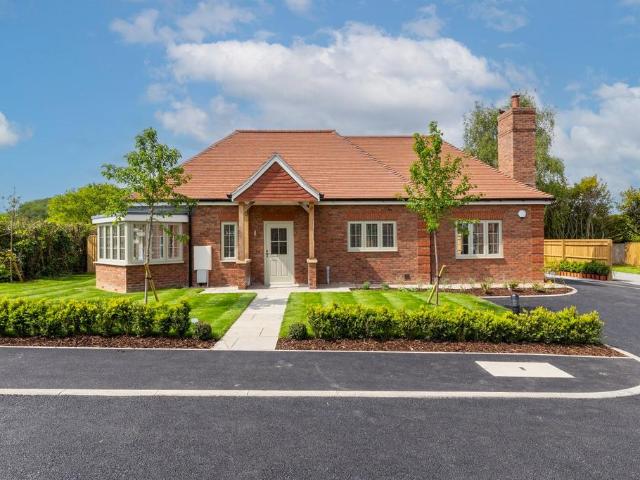 2 bedroom detached bungalow for sale