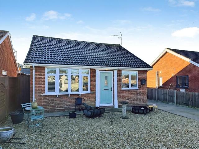 2 bedroom detached bungalow for sale