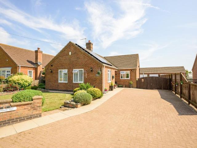 2 bedroom detached bungalow for sale