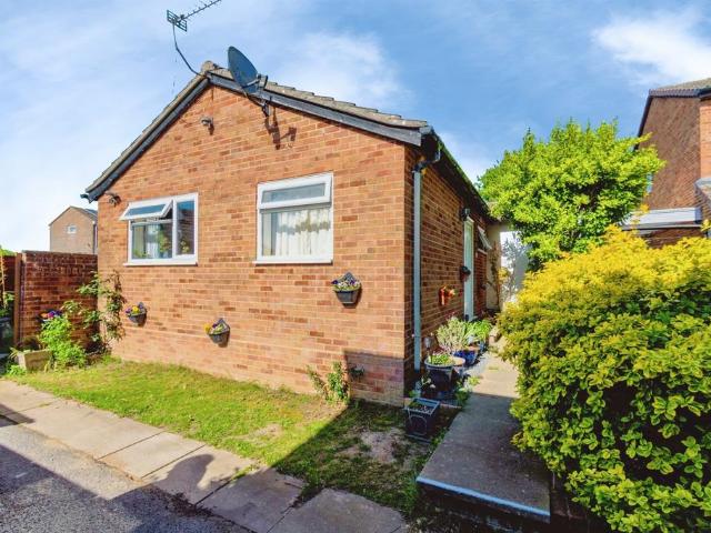 2 bedroom detached bungalow for sale