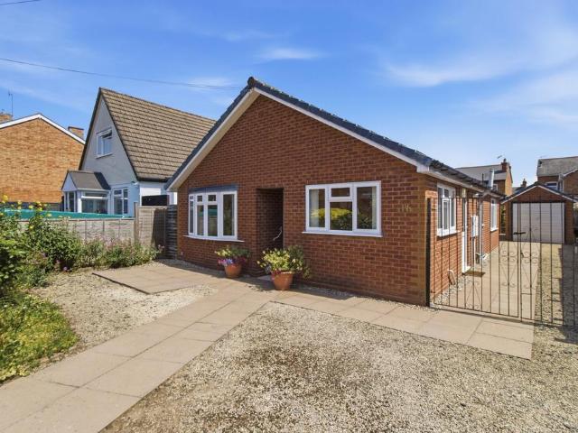 2 bedroom detached bungalow for sale