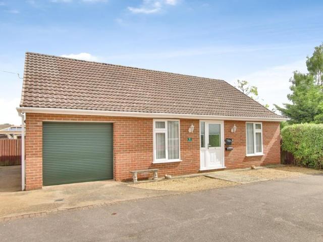 2 bedroom detached bungalow for sale