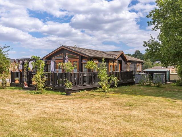 2 bedroom detached bungalow for sale