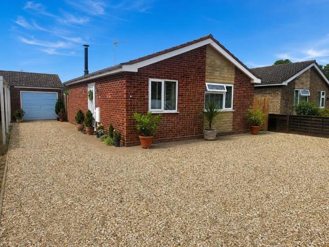 2 bedroom detached bungalow for sale