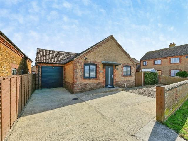2 bedroom detached bungalow for sale