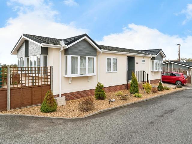 2 bedroom detached bungalow for sale