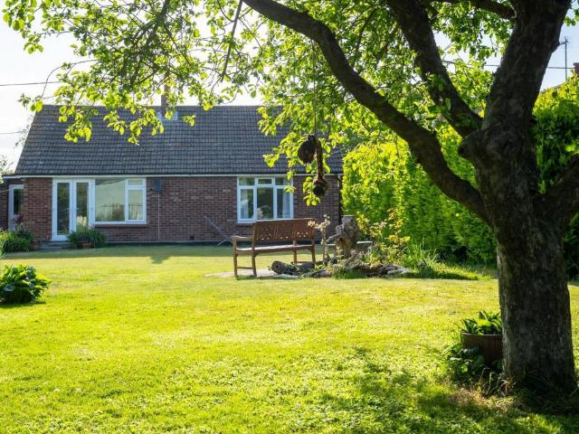 2 bedroom detached bungalow for sale