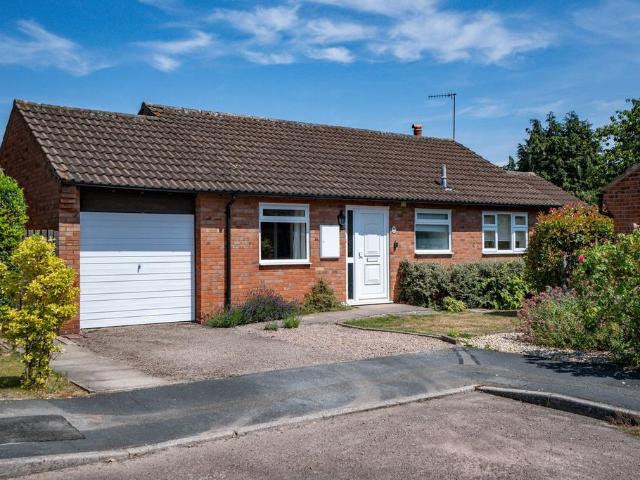 2 bedroom detached bungalow for sale