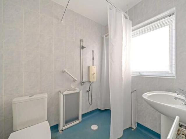 2 bedroom detached bungalow for sale in Edenbridge Court, Wollaton, Nottingham, Nottinghamshire, NG8