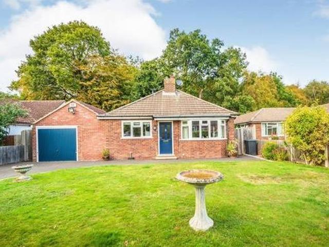 2 bedroom detached bungalow for sale in Elger Way Copthorne RH10