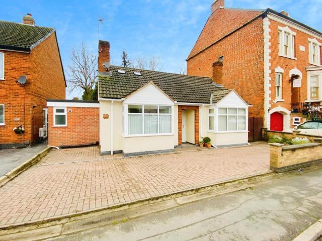 2 bedroom detached bungalow for sale in Fosse Way, Syston, LE7