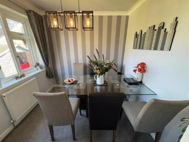2 bedroom detached bungalow for sale in Fleet Lane, Queensbury, Bradford, BD13