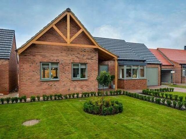 2 bedroom detached bungalow for sale in Kings Park Road Kings Park Scartho DN33