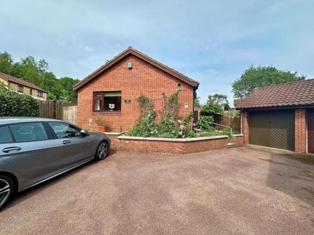 2 bedroom detached bungalow for sale in Lapwing Close, East Hunsbury, Northampton NN4