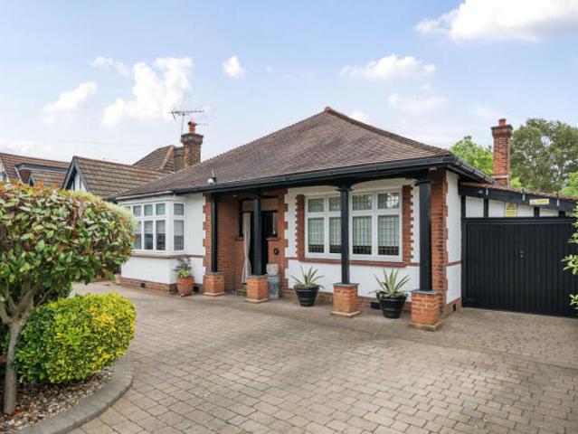 2 bedroom detached bungalow for sale in Myddelton Park, London, N20