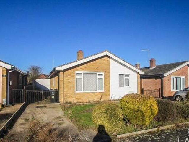 2 bedroom detached bungalow for sale in Woodlands Close Great Clacton CO15