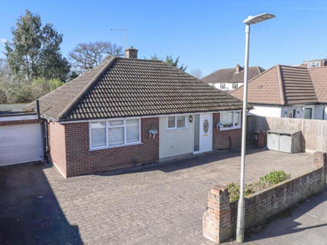 2 bedroom detached bungalow for sale in West Avenue, St Albans, AL2