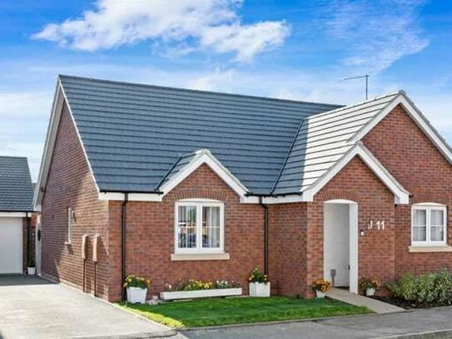 2 bedroom detached bungalow for sale in Valor Drive BidfordOnAvon B50