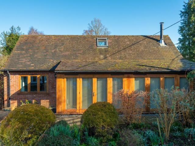 2 bedroom detached bungalow to rent