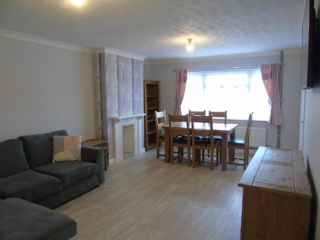 2 bedroom detached bungalow to rent