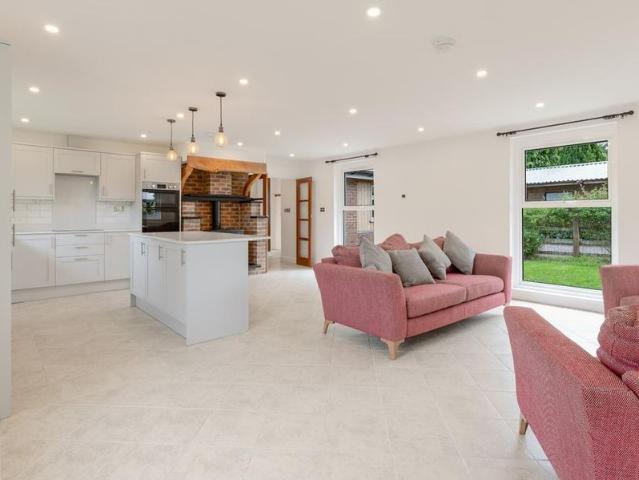 2 bedroom detached bungalow to rent