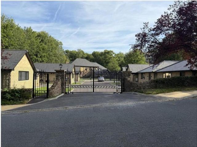 2 bedroom detached bungalow to rent