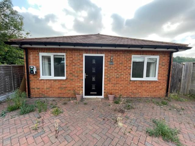 2 bedroom detached bungalow to rent