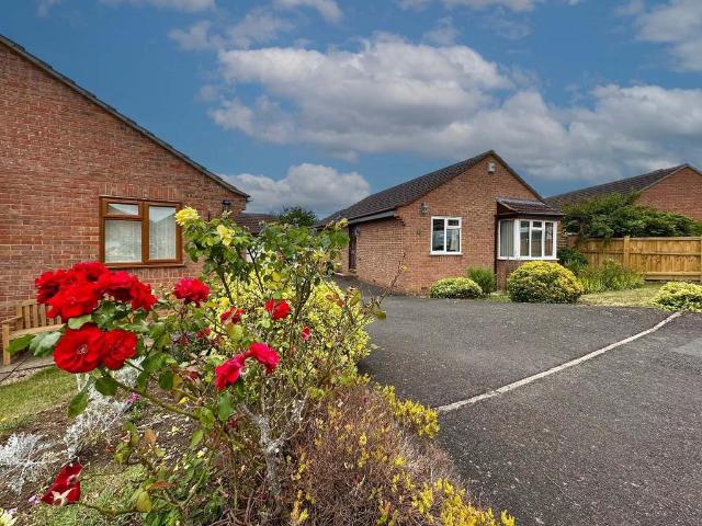 2 bedroom detached bungalow to rent