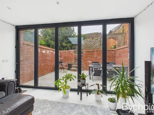 2 bedroom detached bungalow to rent
