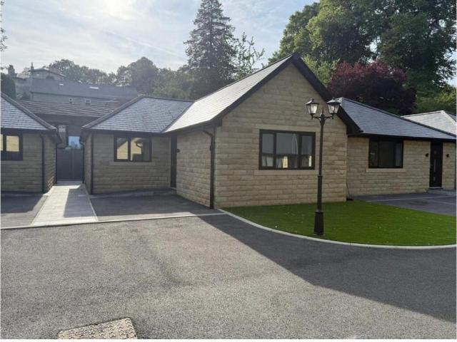 2 bedroom detached bungalow to rent
