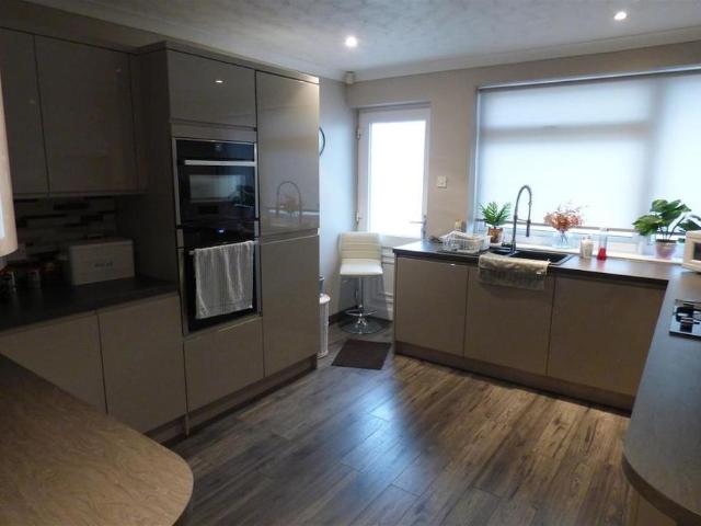 2 bedroom detached bungalow to rent