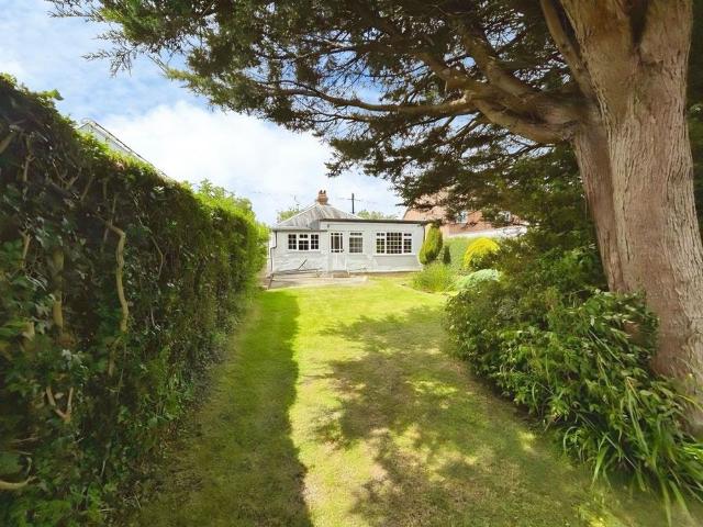 2 bedroom detached bungalow to rent
