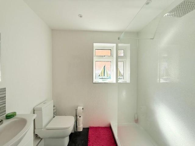 2 bedroom detached bungalow to rent