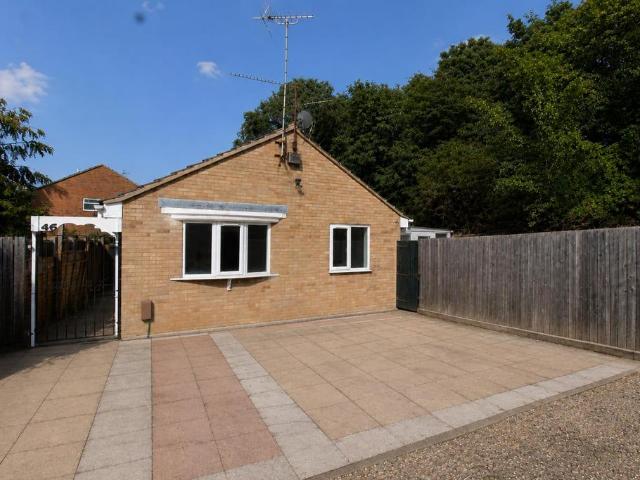 2 bedroom detached bungalow to rent