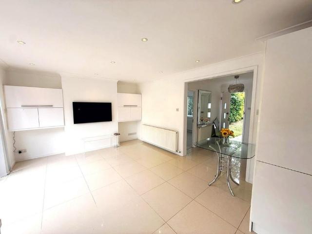2 bedroom detached bungalow to rent