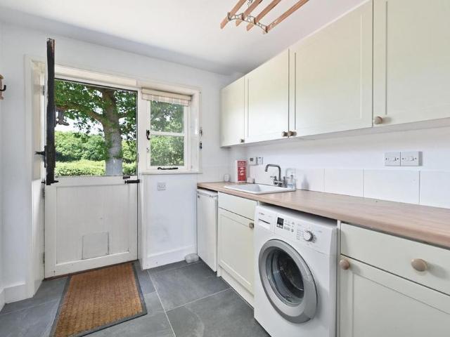 2 bedroom detached bungalow to rent