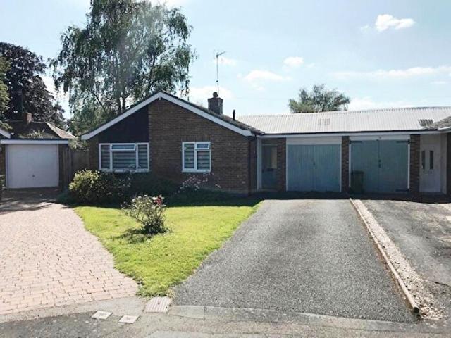2 Bedroom Detached Bungalow To Rent In Holland Close, Bidford on avon, B50