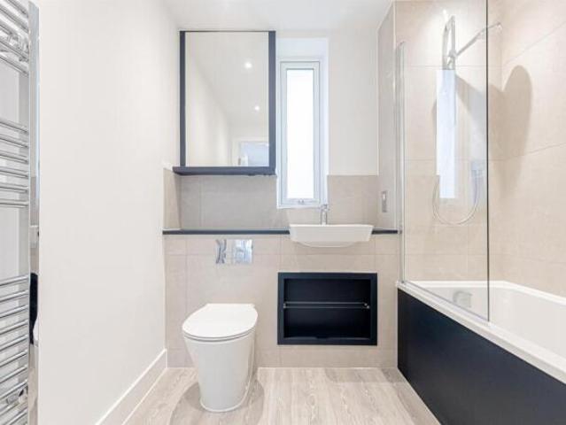 2 bedroom detached house for rent in Clovelly Road, Hounslow TW3