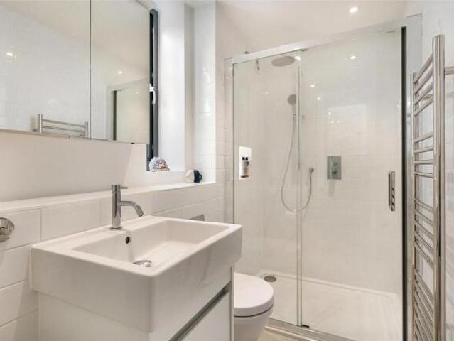 2 bedroom detached house for rent in Amerland Road, London, SW18