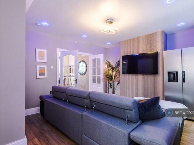 2 bedroom detached house for rent in Albert Gardens, Manchester, M40