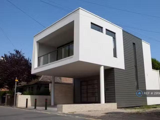 2 bedroom detached house for rent in Avon Buildings, Christchu.